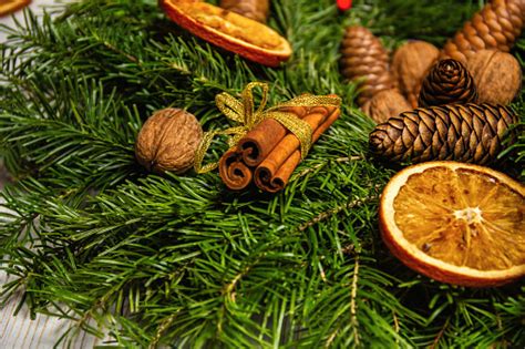 연말연시 장식 견과류 계피 말린 과일을 인공 눈으로 뿌린 전나무 가지의 수제 크리스마스 화환 0명에 대한 스톡 사진 및 기타 이미지 Istock