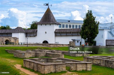 Pskov Kremlin Pskov 러시아의 영토에있는 거룩한 문과 Dovmontov 도시의 탑 프스코프에 대한 스톡 사진 및