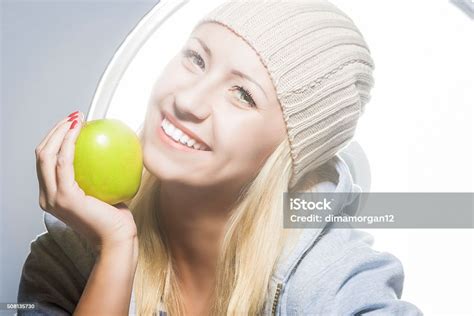 인물사진 웃는 여자 만화 그린 애플 코카서스인 20 29세에 대한 스톡 사진 및 기타 이미지 20 29세 25 29세