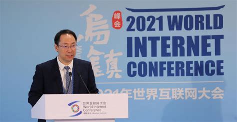 中国科学院计算技术研究所副所长包云岗发布与展示“一生一芯”成果 腾讯新闻