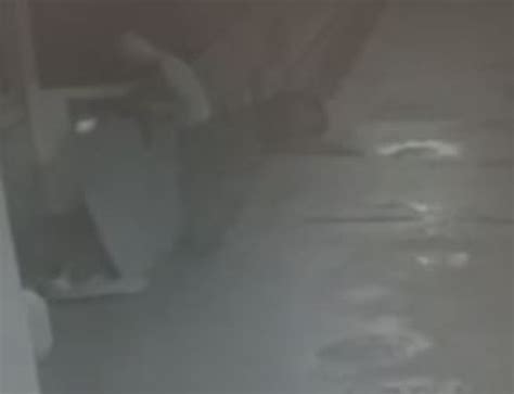 Vídeo mostra homem lançando fogo sobre morador de rua que estava