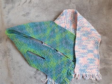 Strickanleitung für einen Babyschal mit Einsteckschlitz