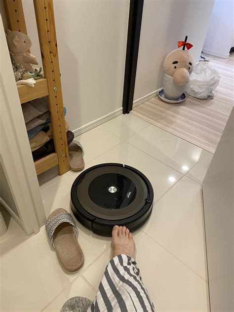 そぶえりな On Twitter 自宅トイレのドアを開け放したまま用を足していたらルンバが侵入しようとしてきたので足で追い返している様子