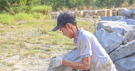 다낭 최대 쪼개진 돌마을 주민들 40도 더위 속에서 생계 위해 고군분투 Vietnamvn