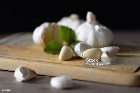 맛있는 가정 요리를 위해 양념 마늘과 허브 나무 테이블 위에 신선한 마늘과 다양한 향긋한 허브가 아름답게 어우러져 자연의 맛과 향기를 자아냅니다 0명에 대한 스톡 사진 및