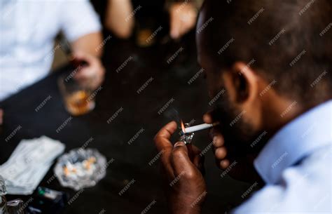 Vista Traseira Do Homem Acendendo O Cigarro Na Boca Foto Premium