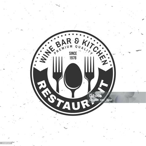 로얄 레스토랑 상점 메뉴 로고 벡터 일러스트 레이 션 로고타입 라벨 접시 포크 숟가락이 있는 배지를 위한 빈티지 그래픽 디자인 요리 메뉴 레스토랑 또는 카페에 대한 요리
