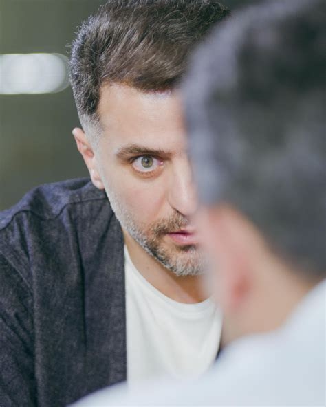 🍃 یه روزی خودمو تو آینه دیدم و گفتم چرا امروز خوشگل نیستم از اون روز سعی کردم چیزای دیگه‌ای