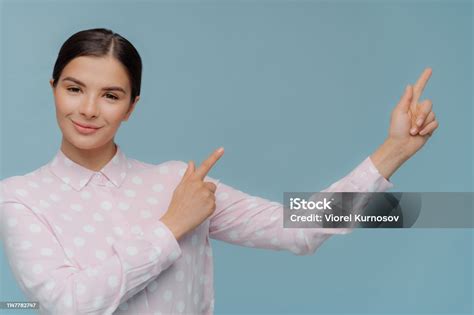 세련 된 의류에서 아름 다운 여자의 수평 샷 멀리 빈 왼쪽 모서리에 프로 모션 텍스트 파란색 배경에 대 한 모델에 대 한 여유 공간을 보여줍니다 사람 및 광고 개념