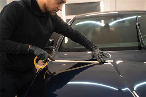 연마하기 전에 자동차 후드에 보호 테이프를 붙여 넣기 위해 자동 디테일 작업자 연마 컨셉을 위한 차체 준비 닦기에 대한 스톡 사진 및 기타 이미지 Istock