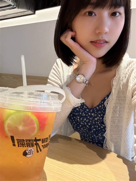 買了杯水果茶 沒想到跟臉一樣大杯 重點 不好喝🥲