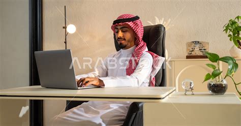 بيئة عمل مريحة في الشركات السعودية، إيماءات الاندماج والتركيز، رجل عربي