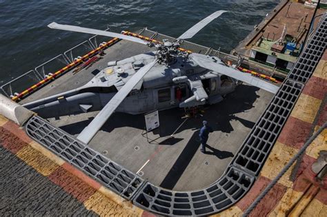 Fotos Veja o que tem no navio de assalto anfíbio atracado no Rio UOL Notícias