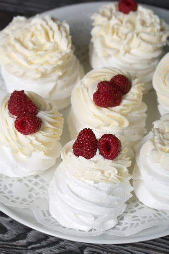 케이크 안나 파블로바 머랭과 크림 나무 딸기로 장식 플래터에 누워 클로즈업 0명에 대한 스톡 사진 및 기타 이미지 0명 가정 생활 가정 주방 Istock