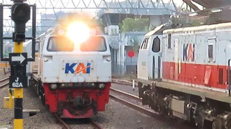 KOMPILASI VIDEO KERETA API DATANG DAN BERANGKAT DARI STASIUN TERSIBUK DI JAKARTA !! - YouTube