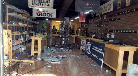 Video Mob Of Burglars Smash Into Florida Gun Store Steal Weapons