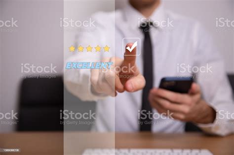 가상 터치 스크린에 웃는 얼굴 이모티콘을 누르는 사업가 고객에 대한 스톡 사진 및 기타 이미지 고객 피드백 개념 Istock
