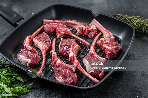 원시 양고기 요리 준비 양고기 허브와 팬에 스테이크를 갈아 검은 색 배경 위쪽 보기 0명에 대한 스톡 사진 및 기타 이미지