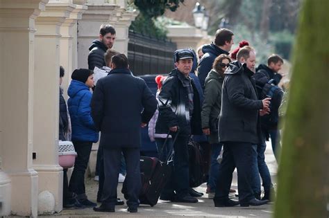 Diplomáticos Rusos Expulsados Abandonan Embajada De Londres