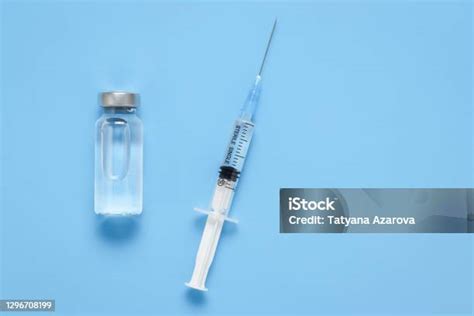 바이러스 보호 백신 예방 개념 당뇨병 주사 투명한 액체가 있는 의료병과 탈착식 바늘이 있는 플라스틱 의료 주사기 코로나바이러스