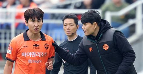 작전 지시하는 정경호 수석코치