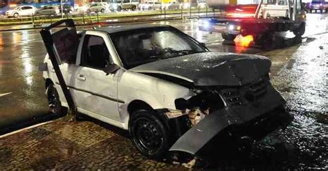 Carros São Arrastados E Danificados Durante Forte Chuva Em Belo