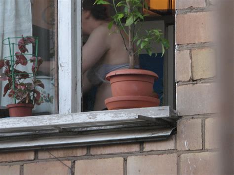 Le voisin nu porno s habille dans la fenêtre photos de filles porno