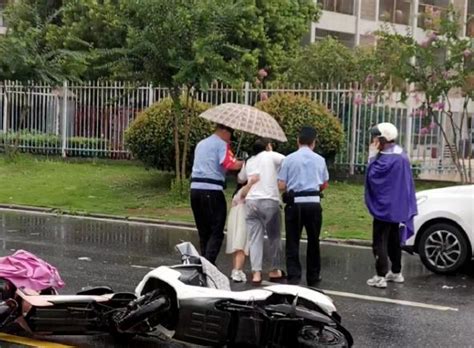 雨中，他撑起一把“平安伞”澎湃号·政务澎湃新闻 The Paper