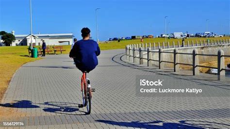 Sea Point의 해변을 따라 햇살을 즐기고 걷고 조깅하고 자전거를 타는 사람들의 사진 건강한 생활방식에 대한 스톡 사진 및
