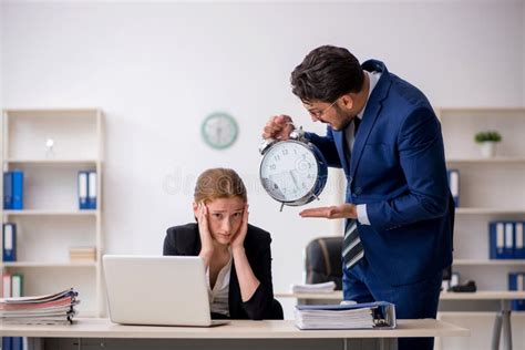 Chefin Und Junge Sekret Rin Im Verg Tungskonzept Stockbild Bild Von Berater Bestechungsgeld