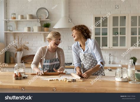 12 834 imágenes de Madre e hijo llevando comida a la mesa Imágenes