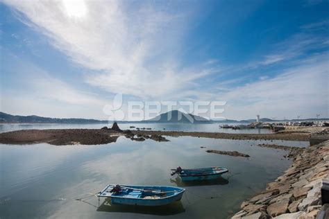 작은 항구의 풍경 바다 모모 사진 풍경 자연 연안 서해 여름 항구 여행 바다 섬 구름 경치 배 경관