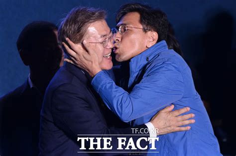 Tf사진관 문재인에게 기습 뽀뽀 안희정 지사의 문 후보 사랑 포토 기사 더팩트