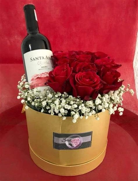 Arreglo Con Rosas Y Botella De Vino Botella De Vino De Regalo