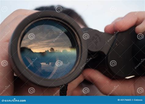 Homme Regardant Par Des Jumelles Image Stock Image Du Ciel Reflété
