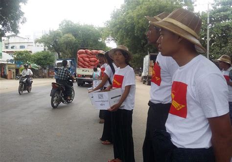 Dvb ေရေဘးသင့္ျပည္သူမ်ားအတြက္ မံုရြာခ႐ုိင္ဗကသမ်ားအဖြဲ႔ခ်ဳပ္မွ အလႉခံ