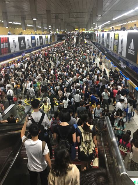下午4時停班課 北捷人潮一度爆量（2） 圖 Yahoo奇摩遊戲電競