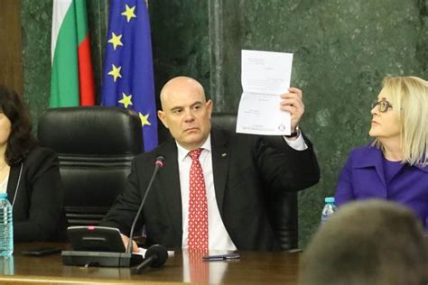 Иван Гешев скъса оставката си в ефир Видео