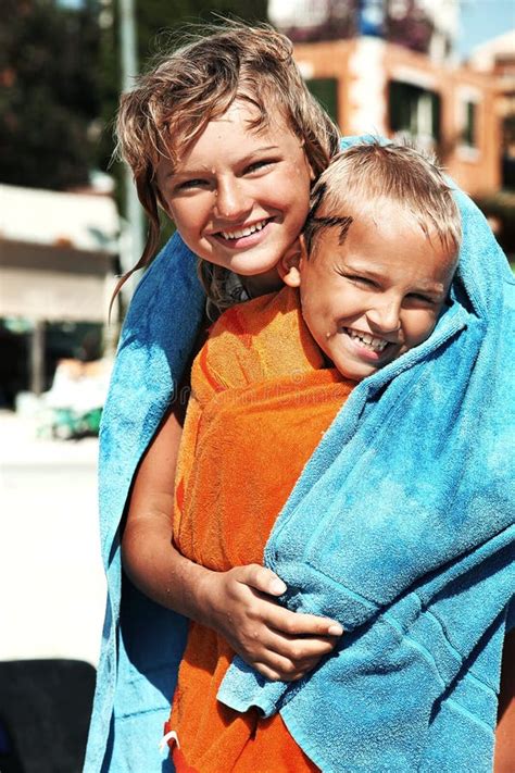 Portrait Des Bruders Und Der Schwester Stockbild Bild Von Bruder Meer 10802793