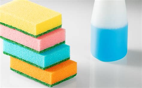 가정 청소 용품 흰색 바탕에 세제와 여러 가지 빛깔의 스폰지가 있는 병 0명에 대한 스톡 사진 및 기타 이미지 0명 가사 집안일 가정 생활 Istock