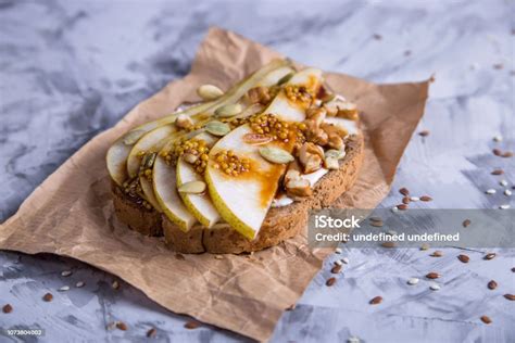 아름 다운 건강 한 간식flaxseeds 겨자와 참 깨 씨 배 조각 크림 치즈 샌드위치 건강 한 채식 음식 개념 0명에 대한
