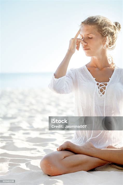 여자 실천사항이요 Pranayama에 바하이 자세 비치에서 요가에 대한 스톡 사진 및 기타 이미지 요가 Pranayama