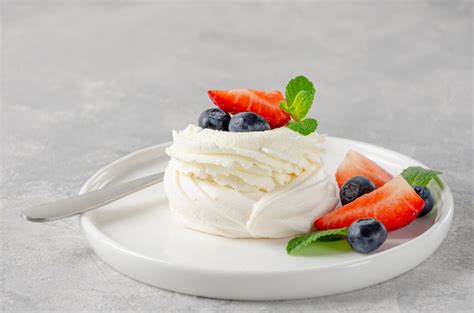 회색 콘크리트 배경의 접시 위에 휘핑 크림과 신선한 베리가 있는 미니 파블로바 머랭 케이크 여름 디저트 공간을 복사합니다 0명에 대한 스톡 사진 및 기타 이미지 Istock