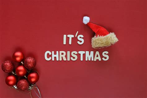 빨간 배경에 컷 아웃 흰색 글자와 수제 Diy 쉬운 크리스마스 카드 디자인의 이미지 수제 축제 크리스마스 인사말 카드 그것은 산타 모자와 빨간 Baubles와 크리스마스