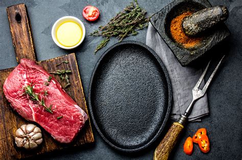 원시 신선한 고기 스테이크 쇠고기 안심 프라이팬 접시 주위 향미료와 나물 Ackground 복사 공간을 요리 하는 음식 검은색에 대한 스톡 사진 및 기타 이미지 Istock