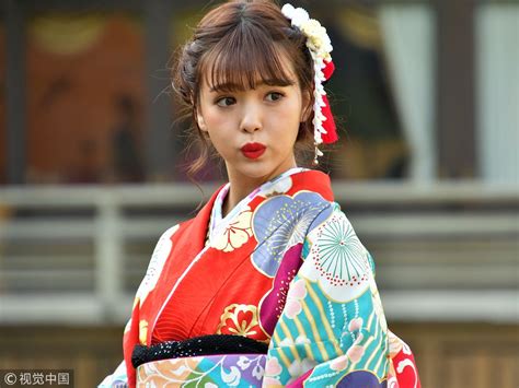 日本国民美少女拍和服写真迎新年 穿和服亮相颜值谁更高？和服美少女国民新浪新闻