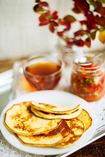 집에서 만든 아침 식사 또는 브런치 미국식 팬케이크 딸기와 설탕 가루 홍차 한잔과 함께 빈티지 금속 쟁반에 제공 0명에 대한 스톡 사진 및 기타 이미지 Istock