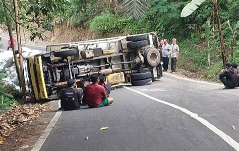 Truk Bermuatan Pupuk Terbalik Di Tanjakan Cisarua Arus Lalulintas Di