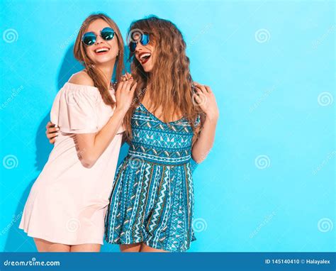 Due Giovani Belle Ragazze Dei Pantaloni A Vita Bassa In Vestiti D