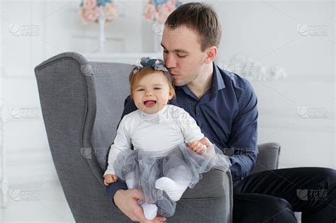 幸福小的女儿父亲进行中婴儿服装四肢水平画幅父母美人